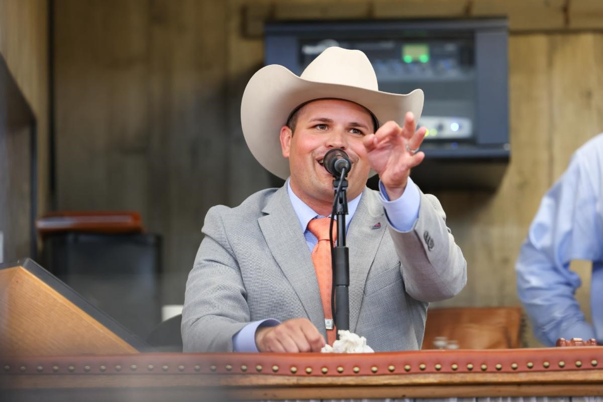 Epperly Wins 2022 World Livestock Auctioneer Championship | Drovers